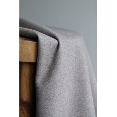 Lainage beige et taupe - un chat sur un fil