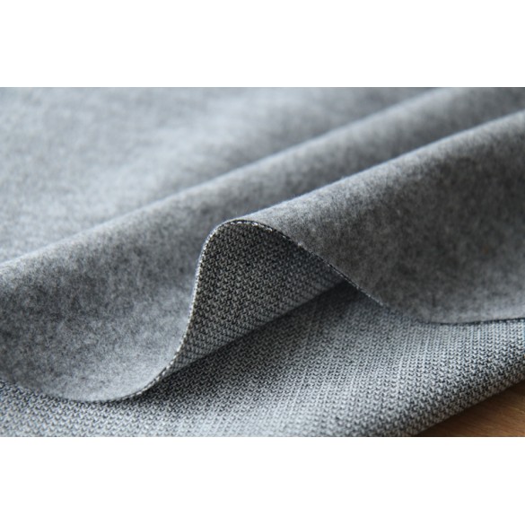 Lainage gris - un chat sur un fil